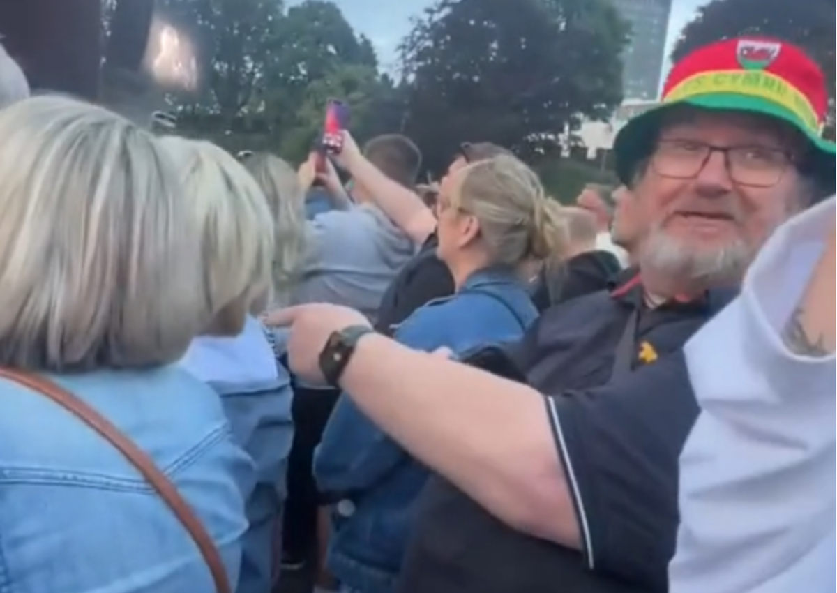 Man Accidentally Cuddles Wrong Woman, Sending the Crowd into Laughter ...